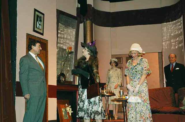 Tower Theatre Company : Present Laughter